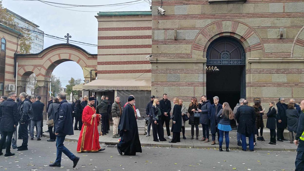 Sveštena lica na sahrani Mitrovićeve majke nose odeždu u crvenoj boji iza koje se krije jaka i ...